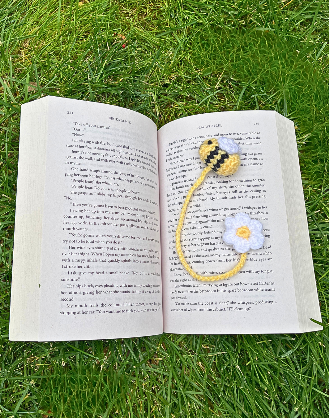 Beetween the Pages Bookmark – Amoria